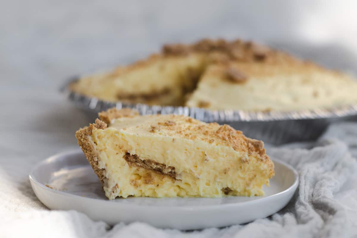 Vanilla Pudding Pie with Graham Cracker Crust • Simple Gray T-Shirt