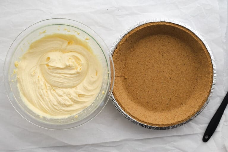 Vanilla Pudding Pie with Graham Cracker Crust • Simple Gray T-Shirt