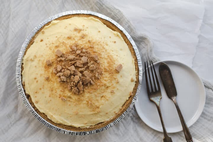Vanilla Pudding Pie with Graham Cracker Crust • Simple Gray T-Shirt
